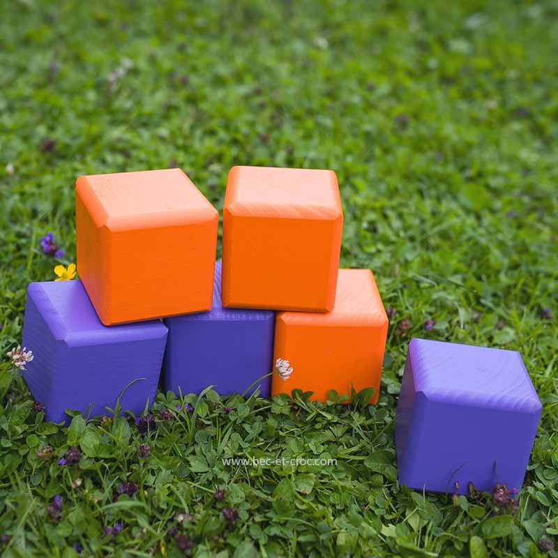 Boules carrées en bois pour jouer à la pétanque